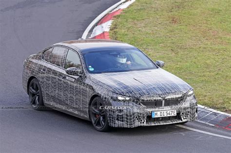 就是要打 E Class！2024 Bmw 5 Series 实车照曝光，外形更霸气，30l 直六涡轮引擎马力 450hp！ Auto123