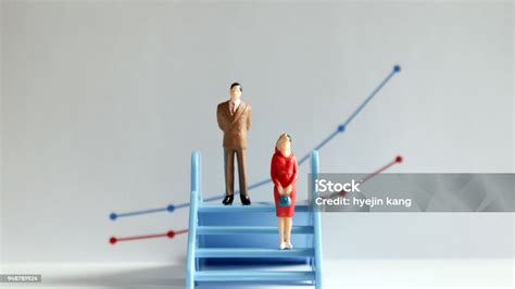 개념의 성별 격차를 지불 합니다 미니어처 남자 고 미니어처 여자 계단에서 서로 다른 높이에 서 경쟁에 대한 스톡 사진 및 기타