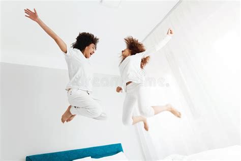 Madre E Hija Que Gozan En La Cama Feliz Sonriendo Foto De Archivo