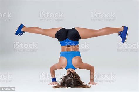 스포티 한 유연한 소녀 하 고 스트레칭 운동 가냘픈에 대한 스톡 사진 및 기타 이미지 가냘픈 균형 길이 Istock
