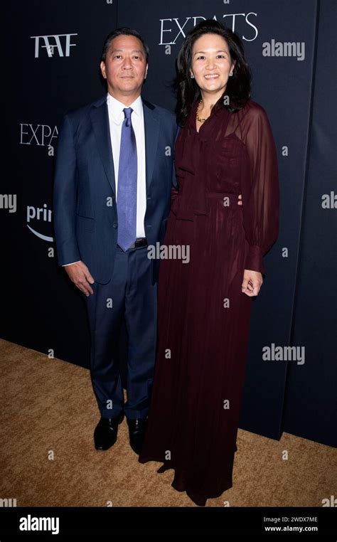 Joseph Y Bae Und Janice Y K Lee Bei Der Premiere Der Amazon Prime Video Miniserie Expats Im