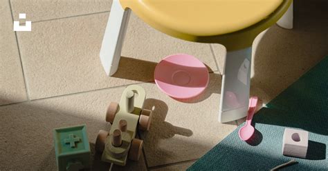 분홍색 플라스틱 컵과 녹색 플라스틱 용기가 있는 노란색 의자 사진 Unsplash의 무료 아기 장난감 이미지