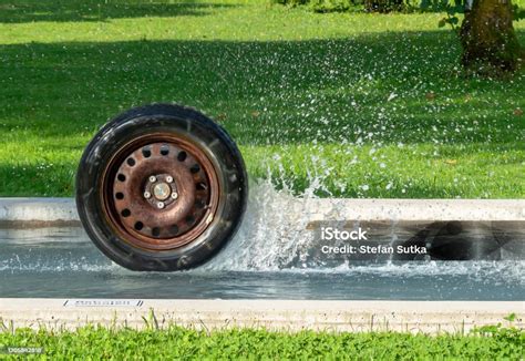 Roda Mobil Berputar Di Dalam Air Ban Berputar Di Dalam Air Rumput Hijau Di Latar Belakang Foto