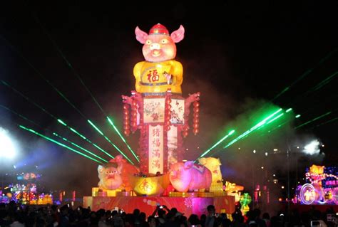 「2019新北豬福滿滿祈福燈會」18日晚間舉行開幕點燈儀式，吸引大批人潮前往賞燈，主燈「五福臨門 豬事大吉」璀璨吸睛。 新聞 Rti
