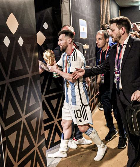Messismo On Twitter Messi Entrando Al Vestuario Para Festejar Con Sus