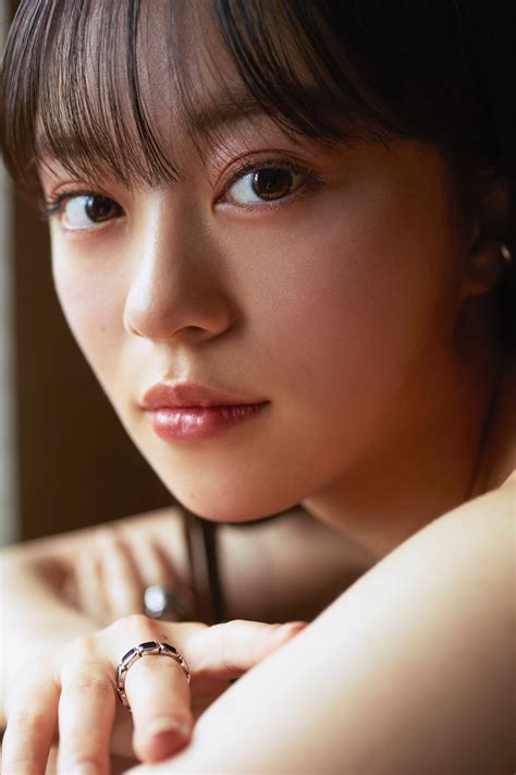 女優・モデルとして10代から絶大な支持。表現を追い求める深尾あむが、ドラマ『私と夫と夫の彼氏』で等身大の高校生役に ｜ Barfout