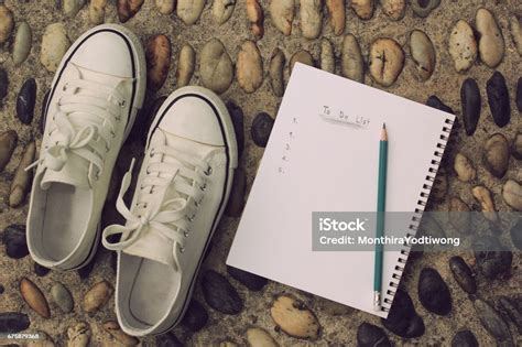 Handwritten 빈티지 컬러 톤 바닥에 흰색 스 니 커 즈 신발 참고도 서에 계획 목록 닫기 0명에 대한 스톡 사진 및 기타 이미지 Istock