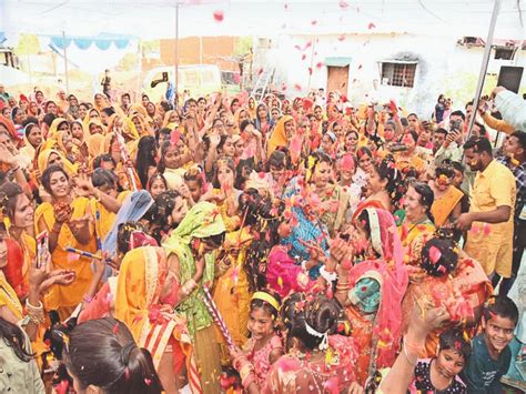 राधा कृष्ण बने बच्चों के साथ महिलाओं ने खेली फूलों की होली Women