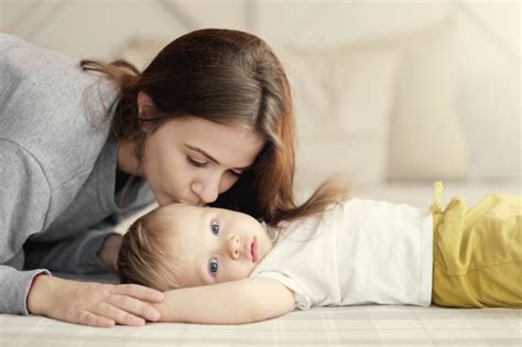Mãe E Filho Na Cama Mãe Beija Seu Filho Sentimentos Relacionamento
