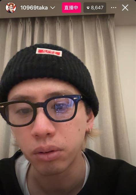 不小心晚睡價值連城🥹跟到直播 耳環！！！我們的共通點回來了🤣 打哈欠打噴嚏可愛死 硬要截眼鏡印出taka自己的手機畫面xd 看起來超累啊