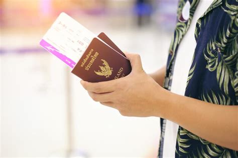 Section Médiane Dun Homme Tenant Un Passeport Et Des Billets à L