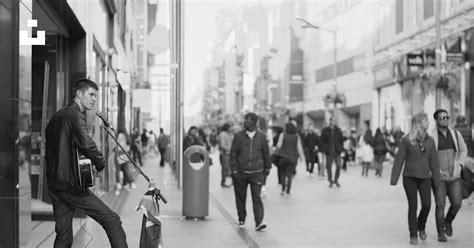 마을에서 악기를 연주하는 남자 사진 Unsplash의 무료 거리 이미지