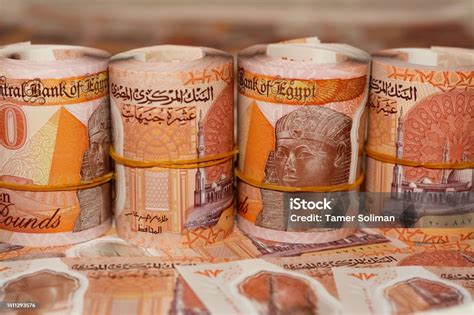 새로운 첫 번째 이집트 10 Le Egp 10 파운드 플라스틱 폴리머 지폐의 이집트 머니 롤 새로운 이집트 돈 더미에 이집트 파운드 현금 돈 지폐는 고무 밴드로 굴러 0명에