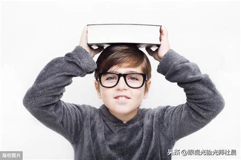 儿童看东西眯眼眯眼看东西儿童眯眼大山谷图库