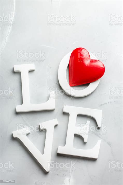붉은 마음으로 사랑 하는 발렌타인 데가 휴일 텍스트 단어 2월에 대한 스톡 사진 및 기타 이미지 2월 개념 고풍스런 Istock