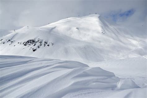 Paesaggio Della Stazione Sciistica Onde Di Neve Fresca E Piste Dei