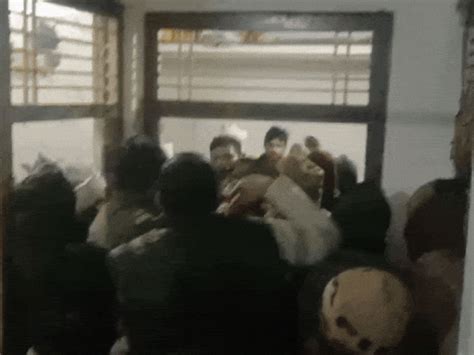 The Accused Who Came To Steal Were Imprisoned In The Room चोरों को