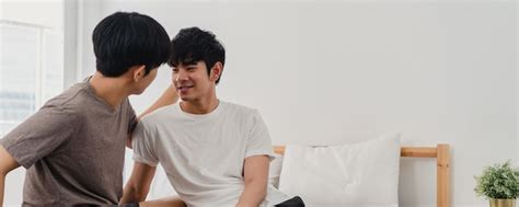 잘 생긴 아시아 게이 커플 집에서 침대에 이야기 젊은 아시아 Lgbtq 남자 행복 휴식 휴식 함께 아침에 현대 집에서 침실에서 일어나 후 낭만적 인 시간을 보내십시오