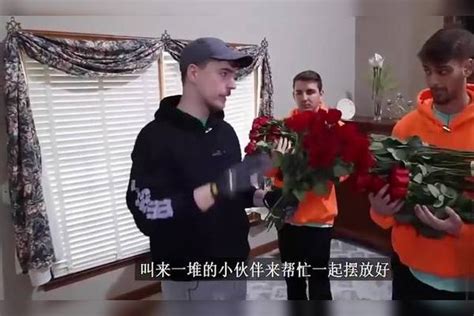 土豪给女友过生日，往家里铺10万朵玫瑰，女友一开门太惊喜了！女友玫瑰生日
