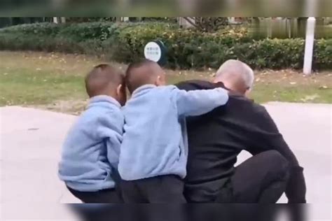 爷爷一人带双胞胎孙子每天都在身边各种争宠真是太搞笑了