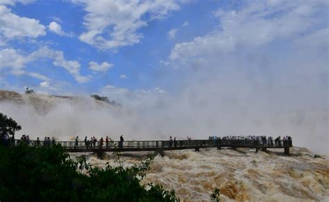 Passarela das Cataratas do Iguaçu é reaberta vazão continua alta