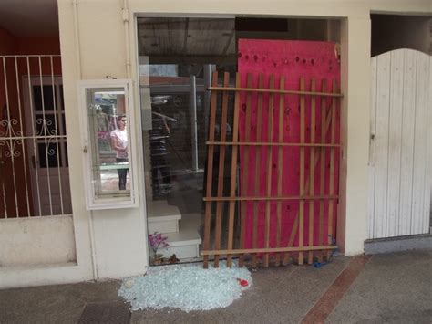 G1 Loja é Arrombada Na Rua Dos Biquínis Ponto Turístico De Cabo Frio