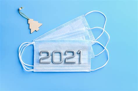 파란 의학적 배경에 3개의 의료용 마스크와 숫자 2021 코로나바이러스에 대한 보호 개념 2019ncov 0명에 대한 스톡 사진 및 기타 이미지 Istock
