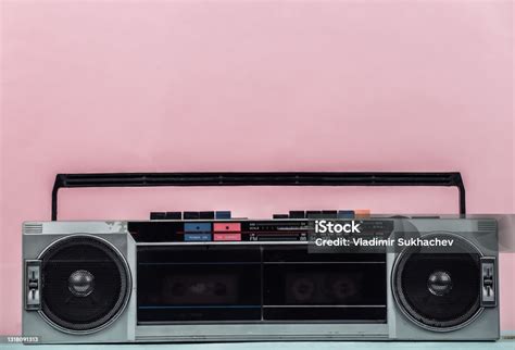 핑크 파스텔 배경에 80 년대 복고풍 오래된 휴대용 스테레오 라디오 카세트 레코더 녹음 장비에 대한 스톡 사진 및 기타 이미지