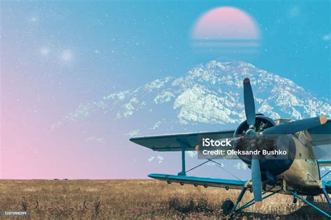 美しい抽象的なシュールな青と黄色の飛行機と山の風景宇宙空間のコラージュの概念現代的な色と気分の社会的背景ヴィンテージ航空機 ウクライナの