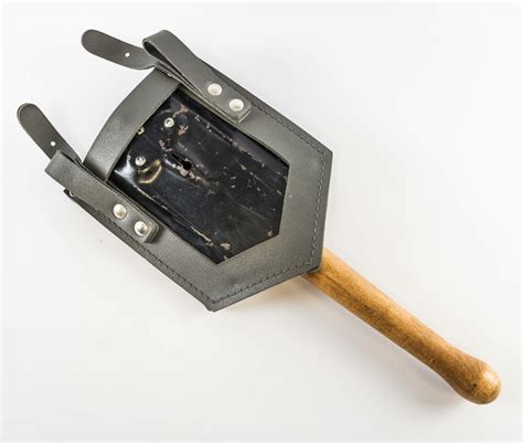 Klappspaten In Ledertasche Ddr Museum Berlin