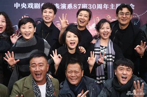 徐帆跟冯小刚合影太憔悴，网友都说看起来像蜡像