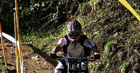 내리막 질주하는 산악자전거