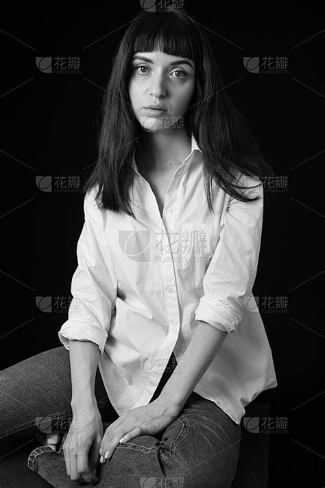 一个年轻女子的画室肖像，背景是纯黑色