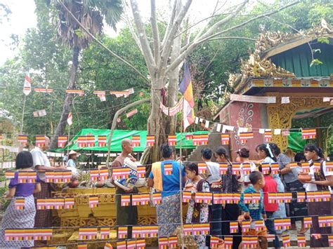 ကော့မှူးတွင် ကဆုန်လပြည့်နေ့ ဗုဒ္ဓနေ့ တွင် ဗောဓိညောင်ပင်အား ရေသွန်းလောင်းသူများဖြင့် စည်ကား