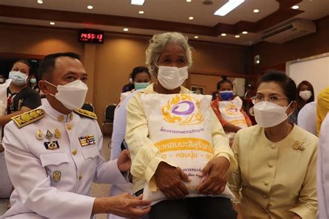 พระองค์เจ้าอทิตยาทรกิติคุณฯ ประทานข้าวสารขาวดอกมะลิ 105 จากโครงการเกษตรอทิตยาทรแก่ผู้ประสบอุทก