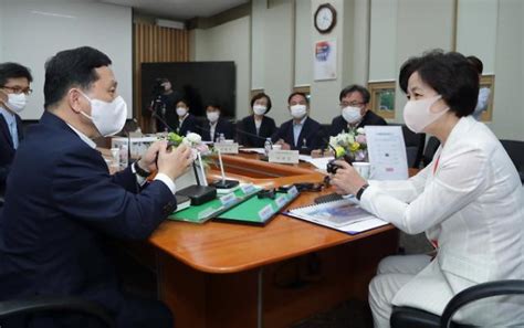 아들 휴가 지원장교·당직사병 재소환에도추미애 현장행보 아주경제