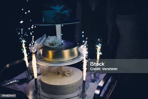 레스토랑에서 불꽃놀이와 함께 웨딩 케이크를 식탁에 세워 보세요 0명에 대한 스톡 사진 및 기타 이미지 0명 결혼 의식