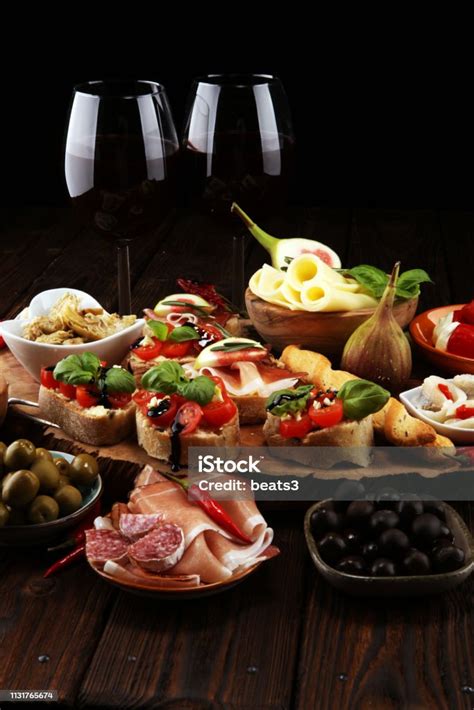 이탈리안 안티 파스 티 와인 간식 세트 치즈의 다양성 지중해 올리브 피 클 프로 슈 토 디 파 르 마 토마토 양 인데 및 와인 안경 고기에 대한 스톡 사진 및 기타 이미지