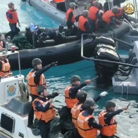 Chinese Coast Guard Sumakay Sa Barko Ng Ph Nasamsam Ang Mga Rifle