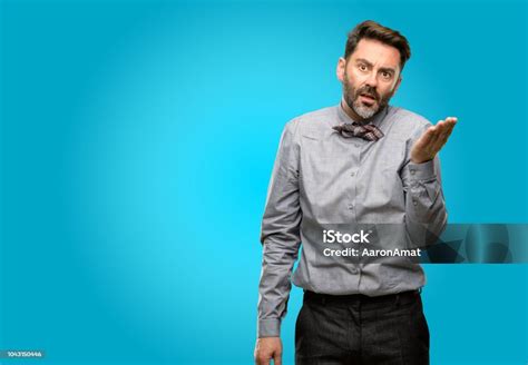 중 년 남자 수염과 나비 넥타이 초조 하 고 표현 하는 부정적인 감정 사람과 화가 화가 감정에 대한 스톡 사진 및 기타 이미지 감정 나비 넥타이 남성 Istock