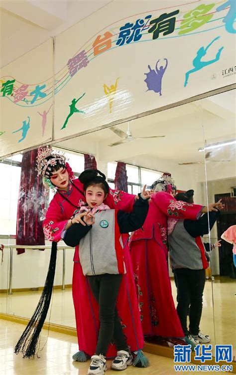 江西万载戏曲进校园 感受传统文化魅力 新华网
