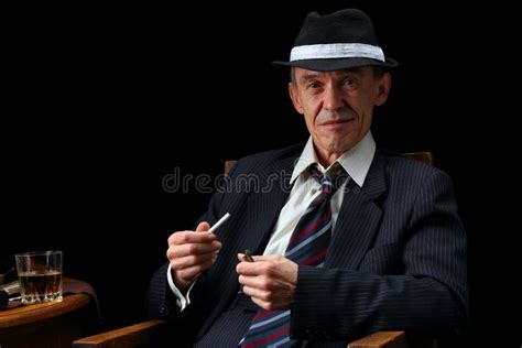 St Ende Av En Ldre Man I Den Retro Stilen Av 30 Tal Arkivfoto Bild