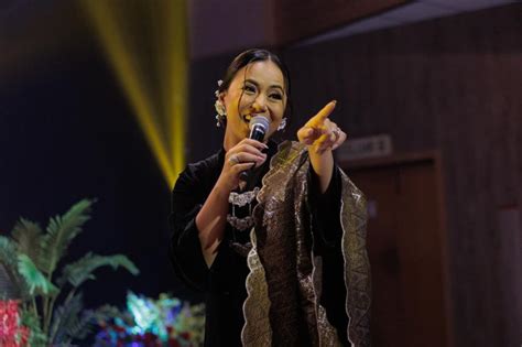 Kembali Aktif Dalam Industri Muzik Asmidar Mahu Dikenali Sebagai Penyanyi Tradisional Suria Fm