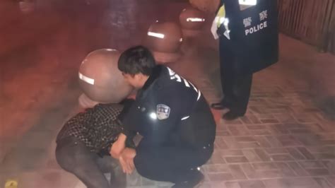 女子深夜持刀欲行凶，民警10秒夺刀凤凰网视频凤凰网