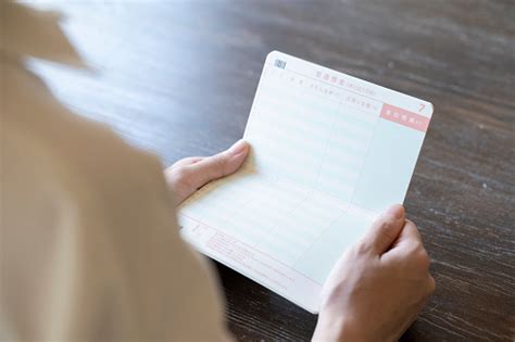 책상에서 통장 열기를 시도하는 청녀 20 29세에 대한 스톡 사진 및 기타 이미지 20 29세 가정의 방 검증 Istock
