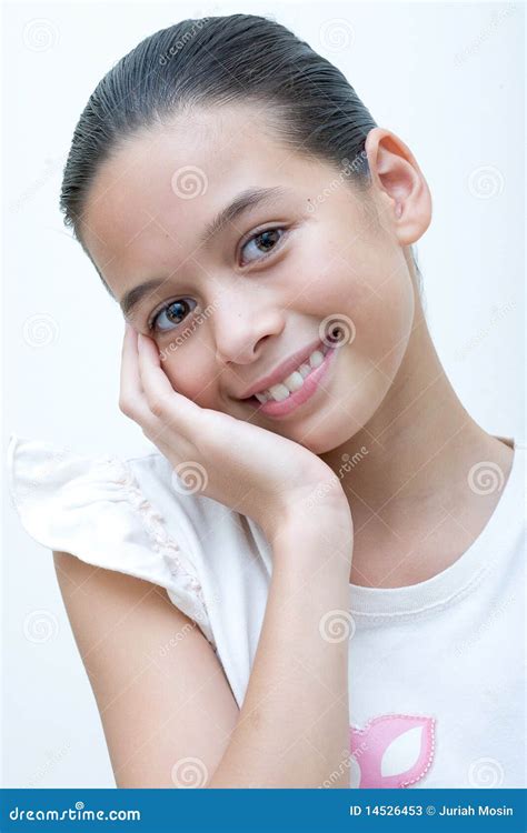Jeune Et Confiante Jeune Fille Image Stock Image Du Yeux Mignon