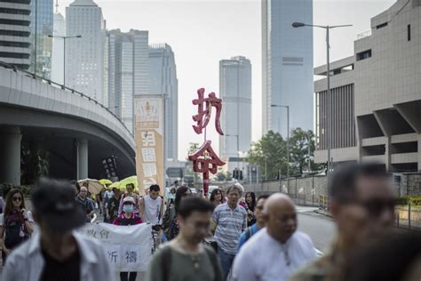 影像：十一國慶，紅潮裡的香港 端傳媒 Initium Media
