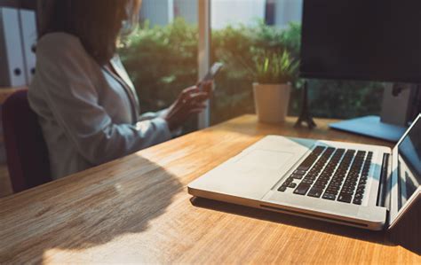 스마트폰 및 노트북 컴퓨터를 사용 하 여 네트워크와 이메일 응용 프로그램 수입에 업데이트 또는 보고서 앉아 직장에서 사업가 경영자에 대한 스톡 사진 및 기타 이미지 Istock