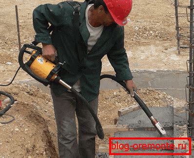 Sur la photo utilisation d un vibrateur portable pour le béton