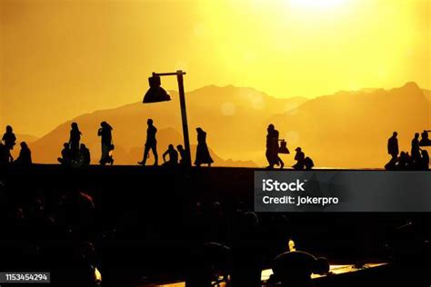 윤곽만 사람들은 오렌지 색 일몰 하늘에 거리에서 걷고 휴식을 취하 며 안탈 리아 터키의 높은 산 거리에 대한 스톡 사진 및 기타 이미지 Istock